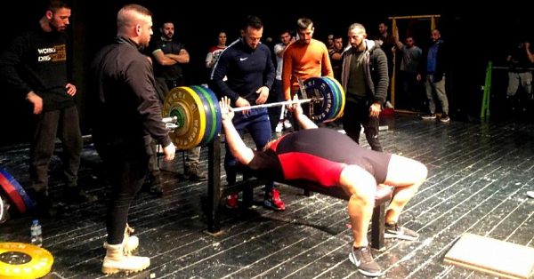 Sergey Eletskikh lifting weights in TRNC
